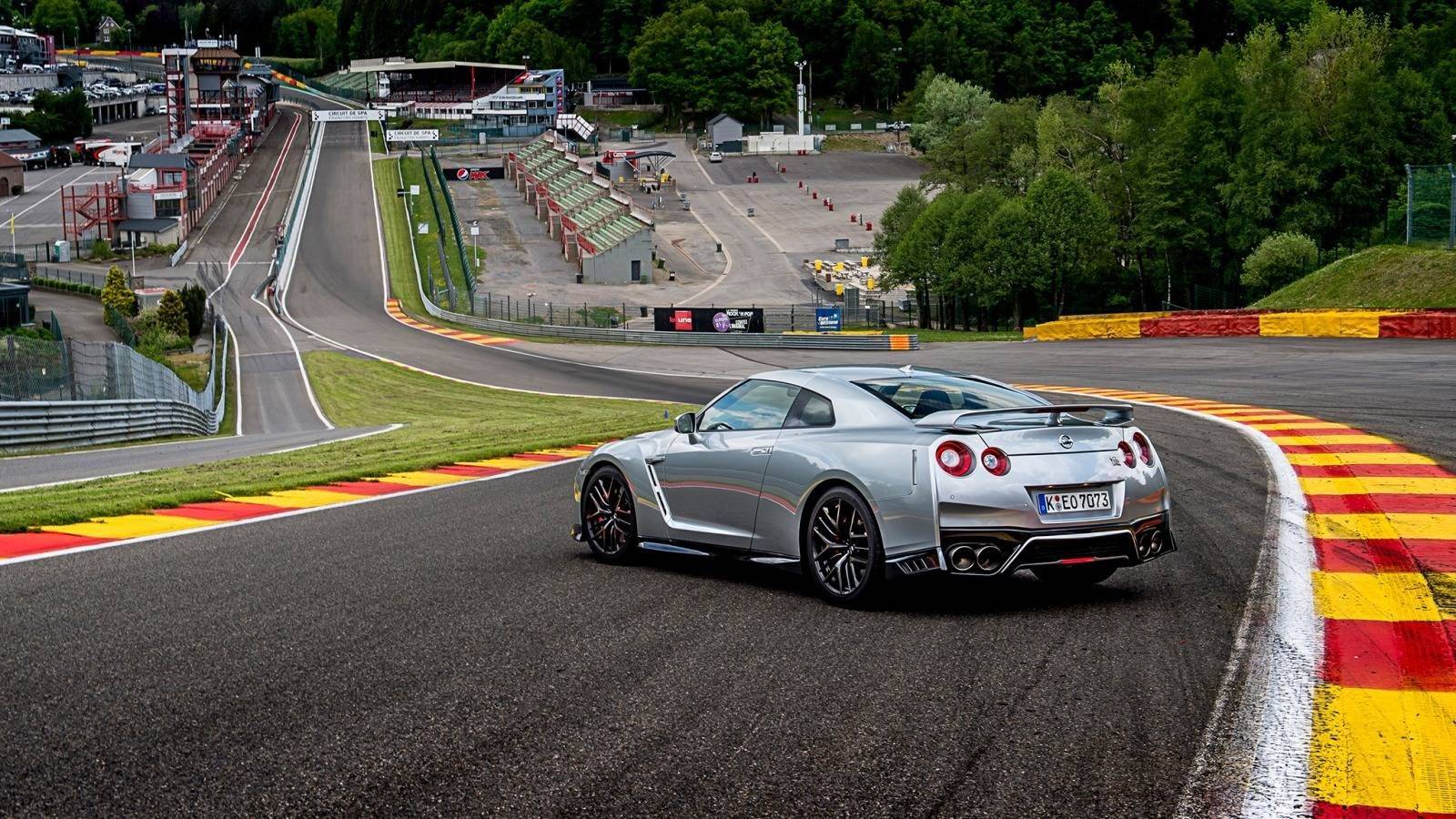 Why Modern Supercars Are Easier to Drive | 6speedonline