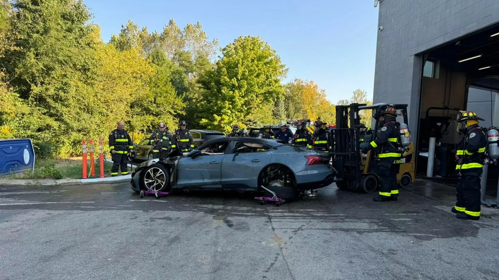 Audi e-Tron GT Catches Fire On The Lift Inside Dealership | Audiworld