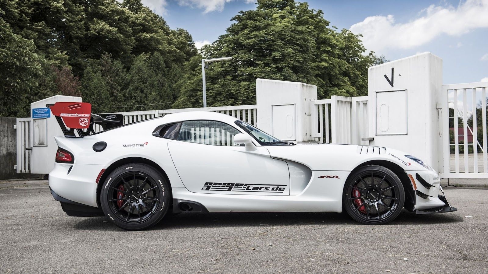 Bringing Back the V8 Viper is a Catch-22 | Dodgeforum