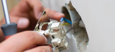 How to Wire an Outlet in a Series | DoItYourself.com