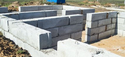 How to Lay Cinder Block With Adhesive | DoItYourself.com