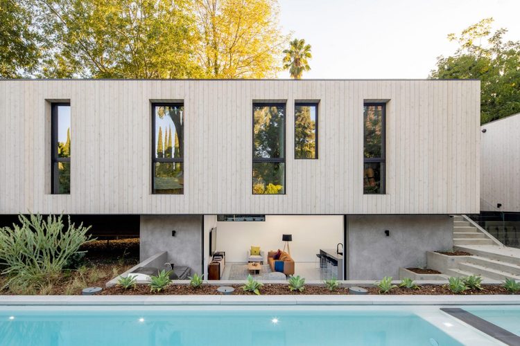 A Stream Runs Under This Modern “Bridge House” in Los Angeles | Designs ...