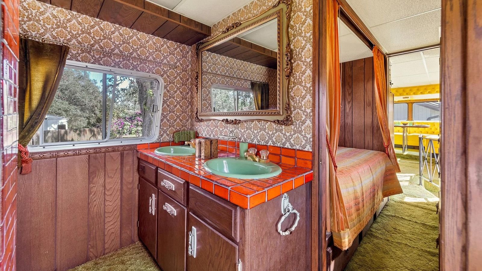 COE Camelot Cruiser is a Castle on Wheels | Ford-trucks