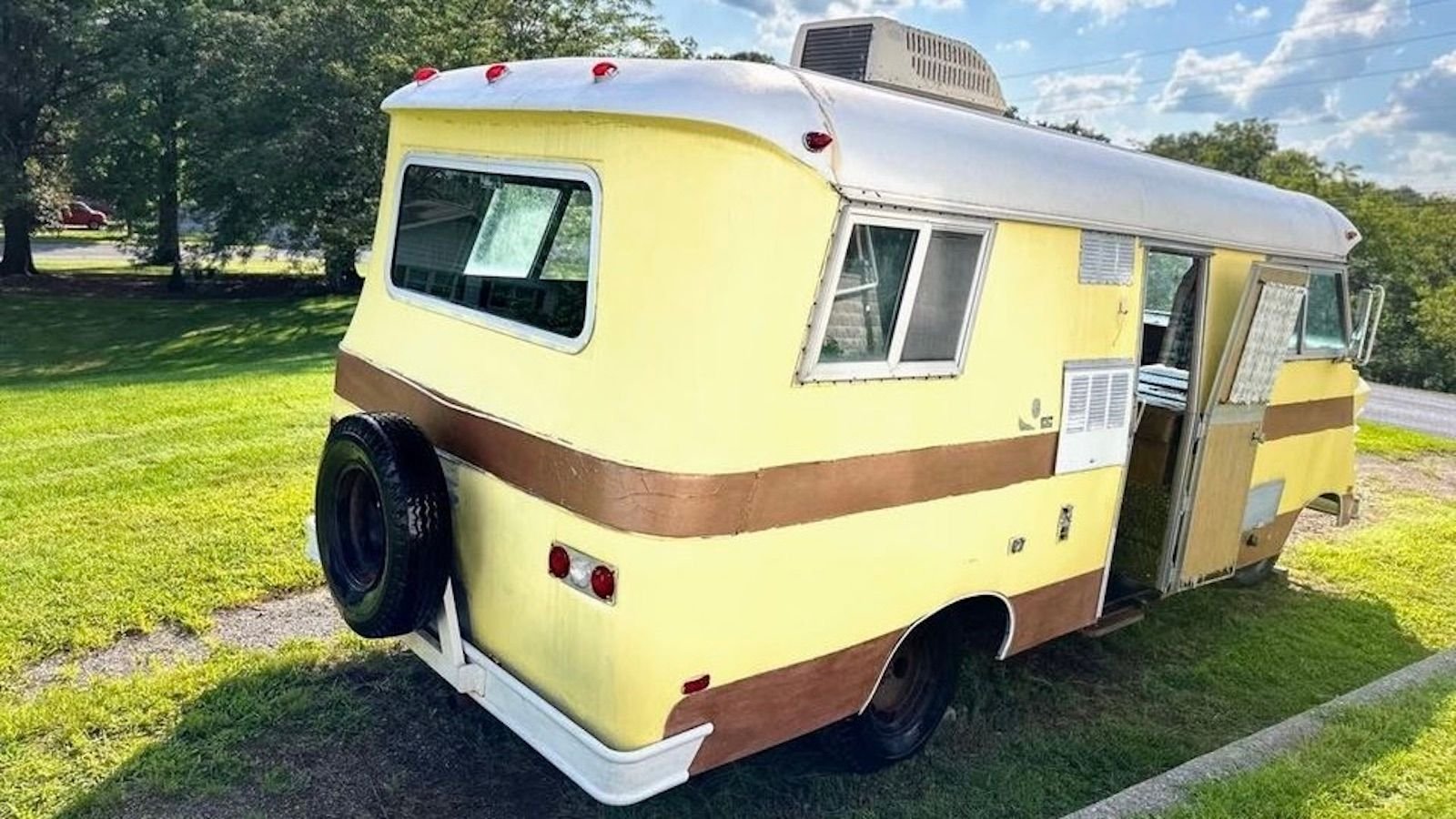 Ford-Powered Motorhome Is Pure Vintage Cool | Ford-trucks