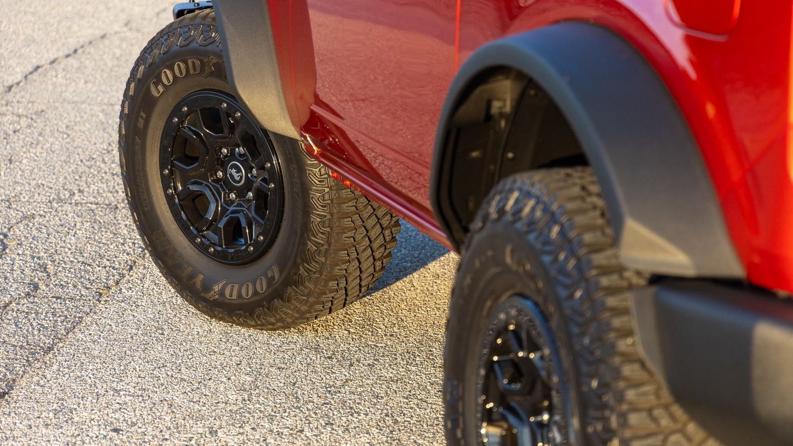 7 Reasons a Bronco Wildtrak is Better than a Bronco Raptor! | Ford-trucks