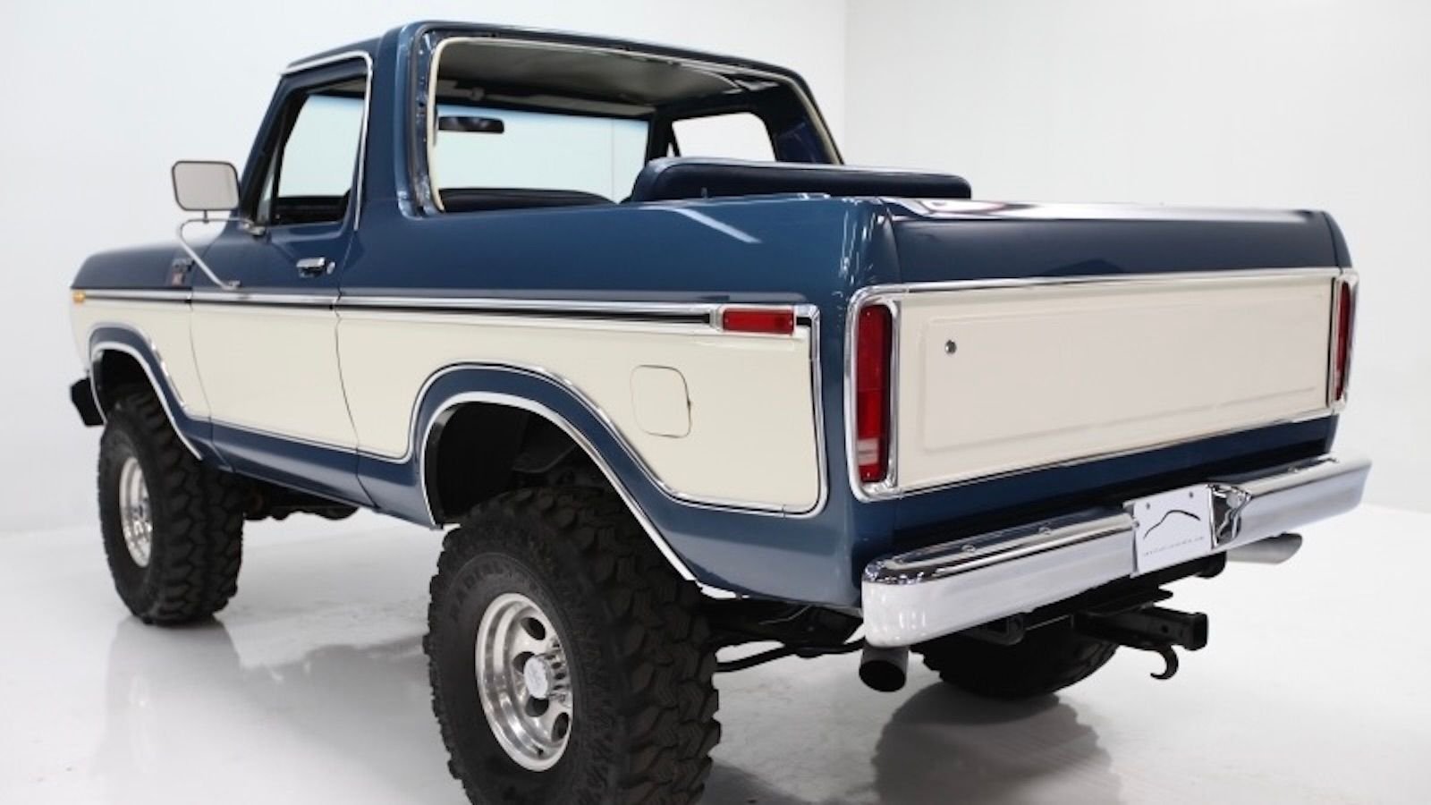Lifted Second-Gen Bronco Looks Picture Perfect | Ford-trucks