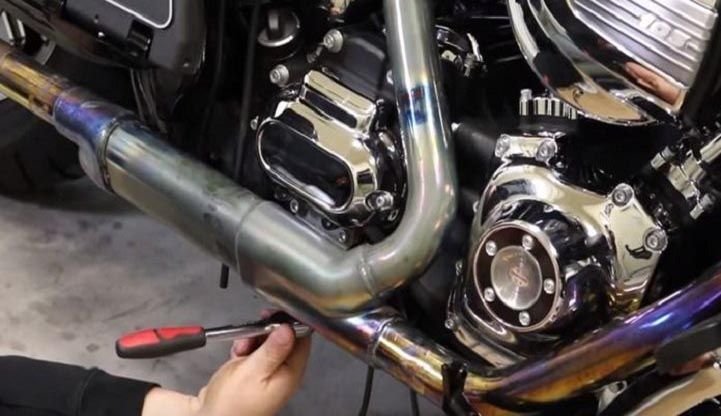 Harley Davidson Softail: Exhaust Review and How to Install New Pipes ...