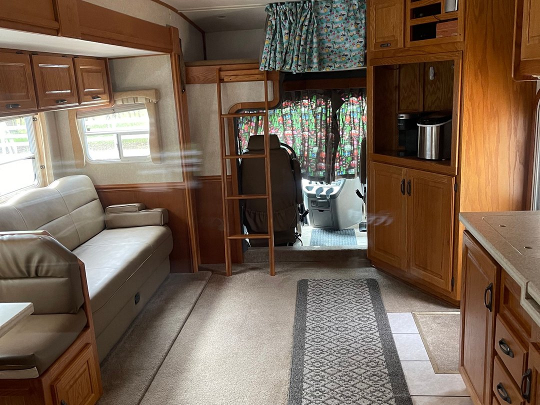 2004 Freightliner with 2005 Pacemaker Stacker Trailer for Sale in ...