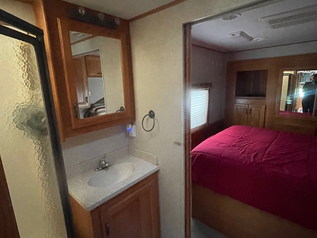 2004 Freightliner with 2005 Pacemaker Stacker Trailer for Sale in ...