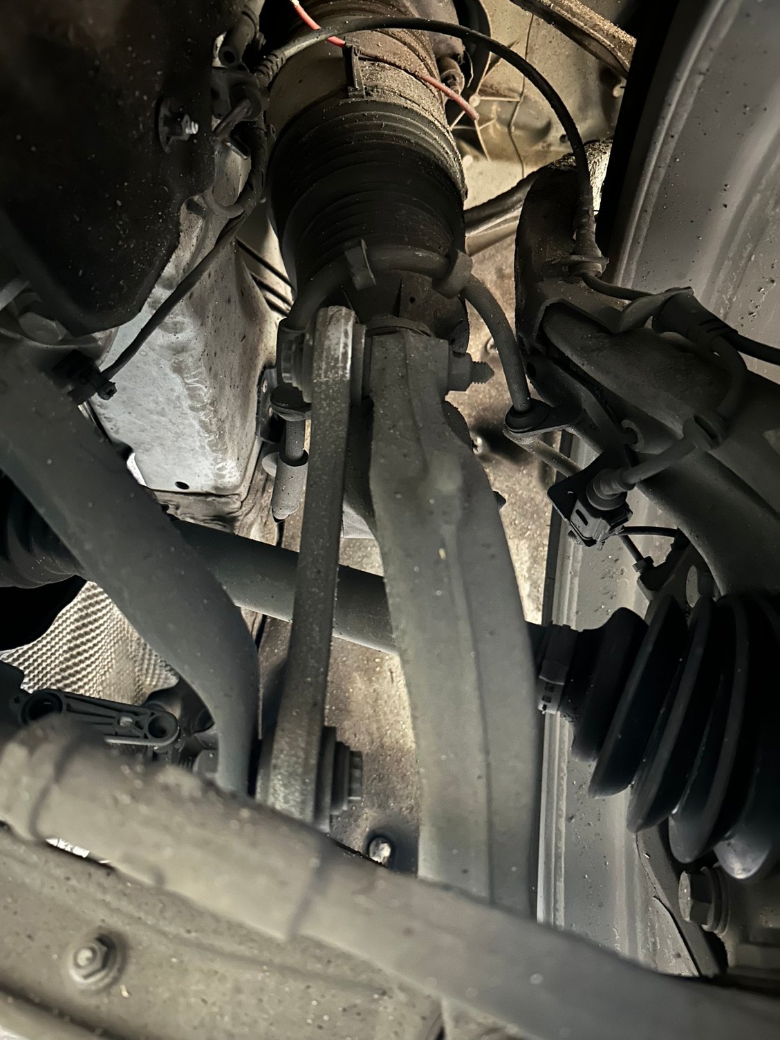 Photos of Q7 Underside with Air Suspension - AudiWorld Forums