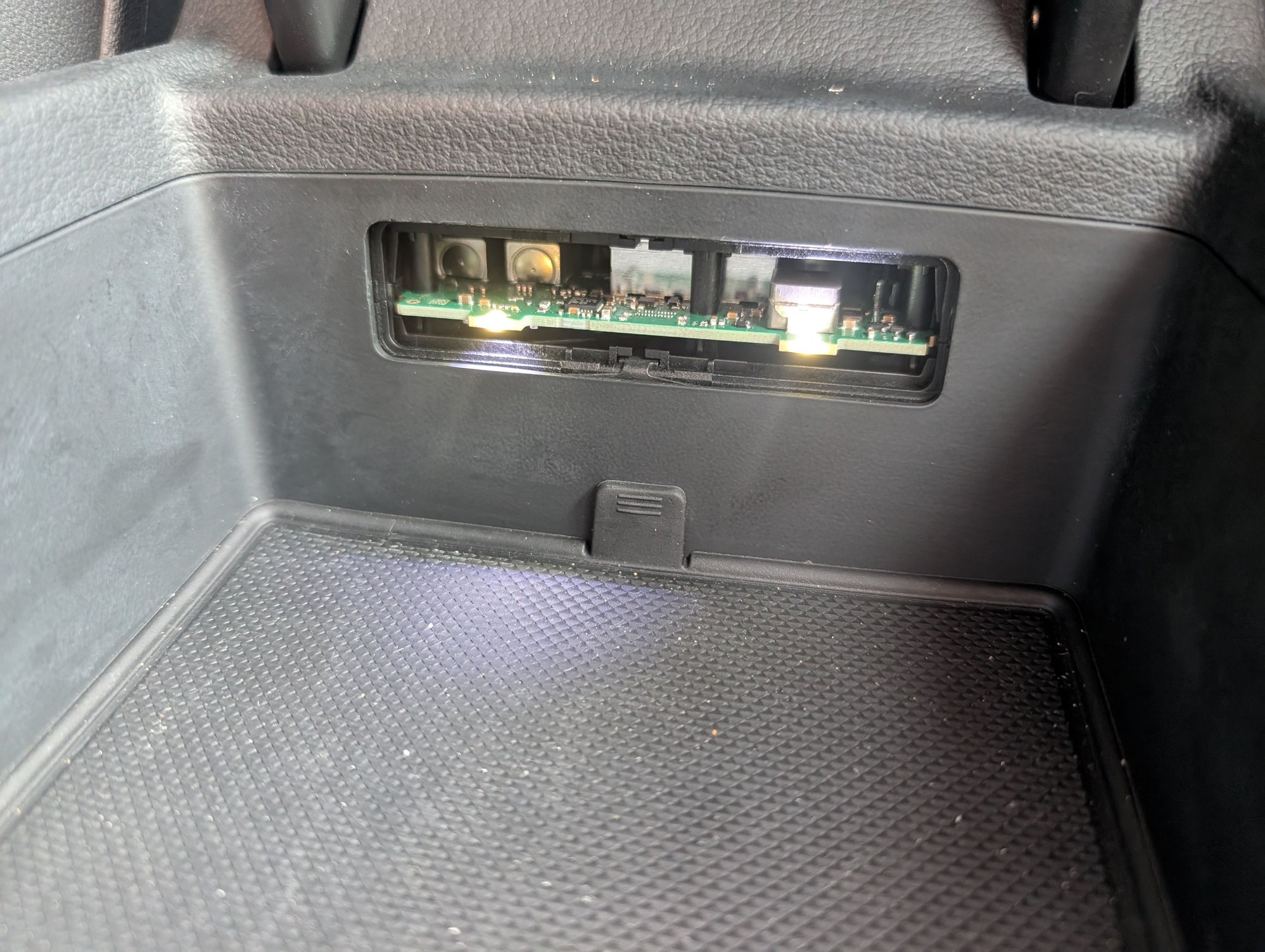 Arm rest USB C broken - AudiWorld Forums