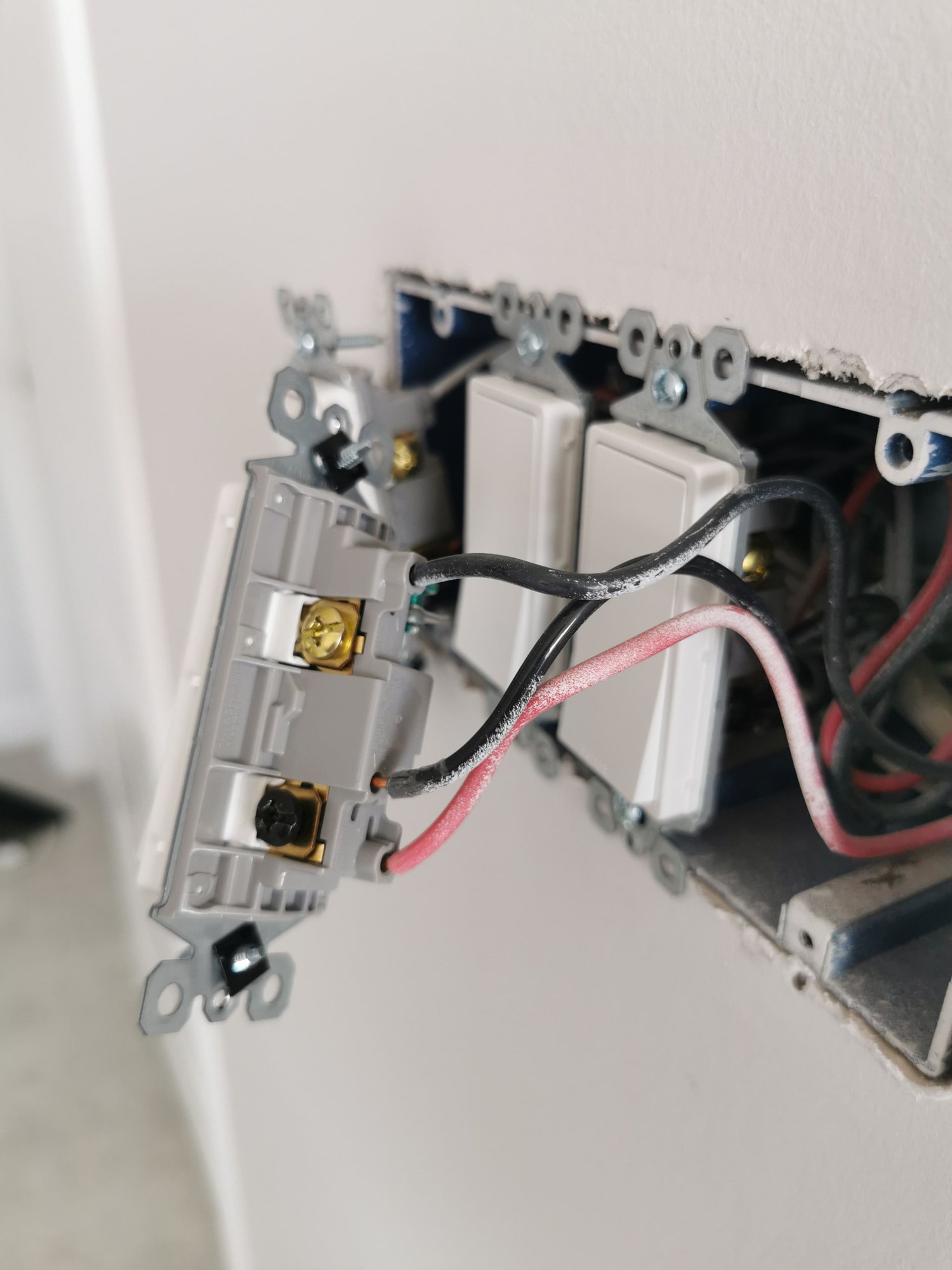 Light always ON , 3 way switch - DoItYourself.com Community Forums