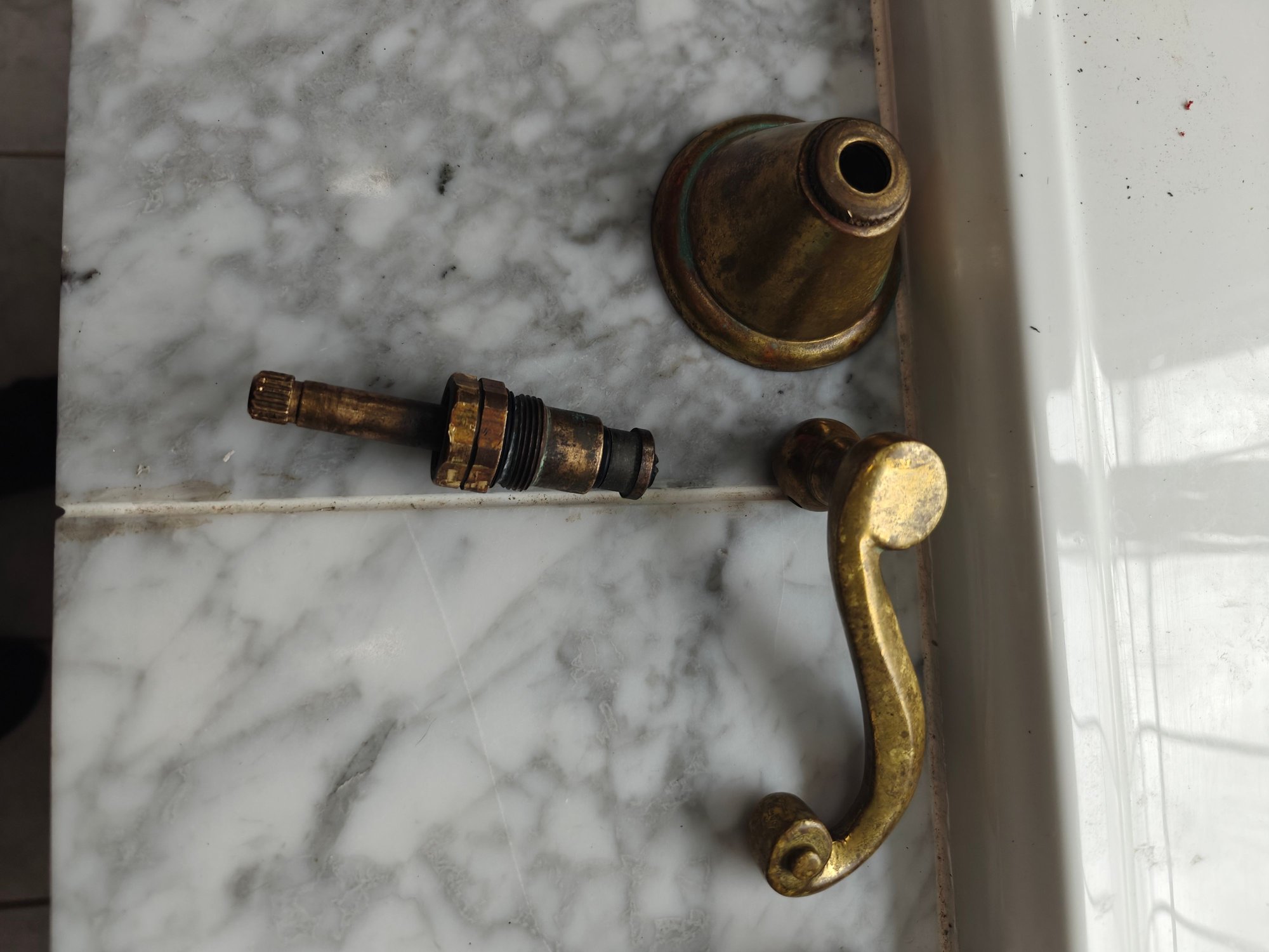 Help ID'ing tub faucet stem cold side - DoItYourself.com Community Forums