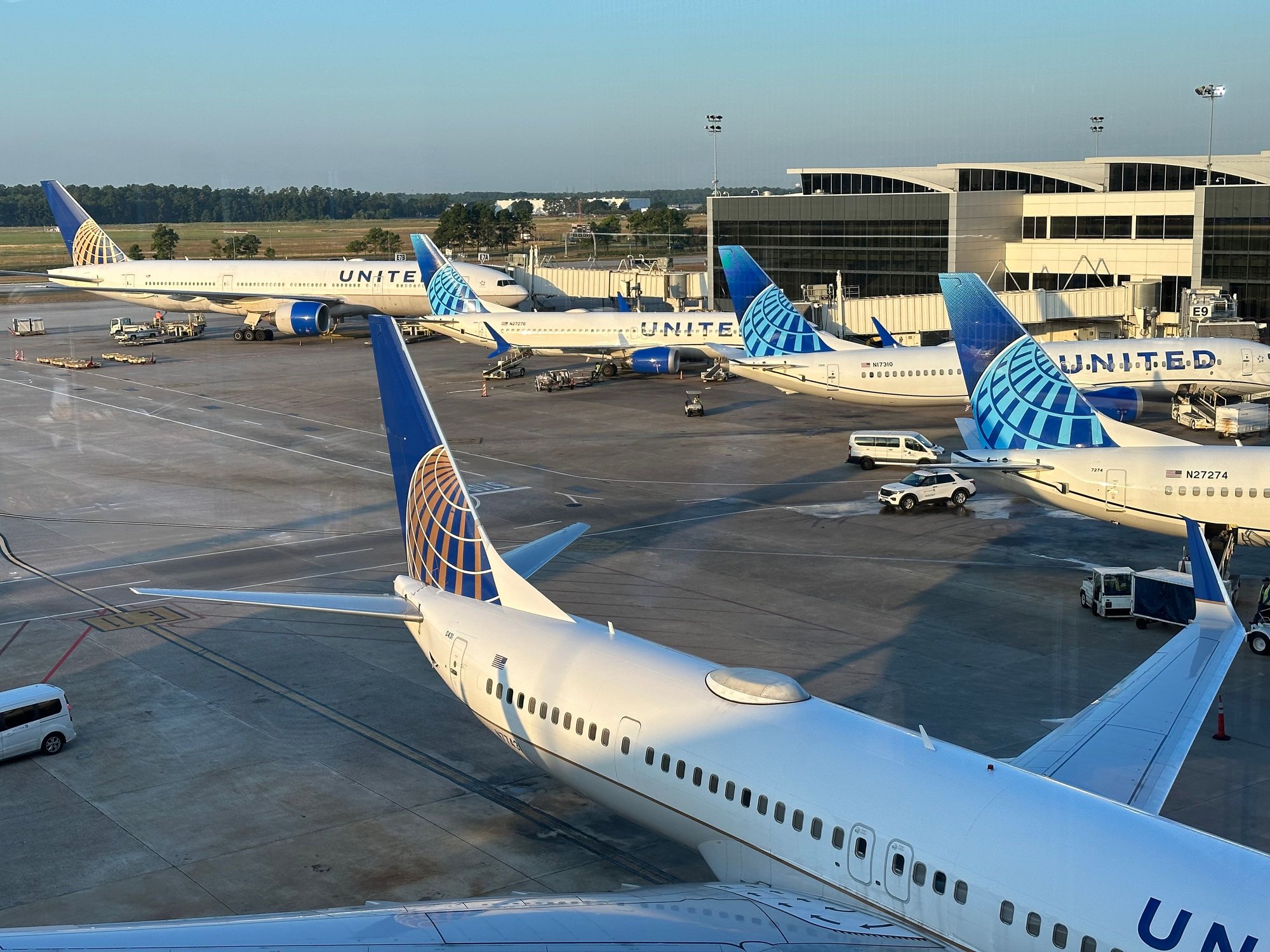 IAH Polaris lounge (E11/12 - top fl) -- Reviews, Experiences, Q&A ...