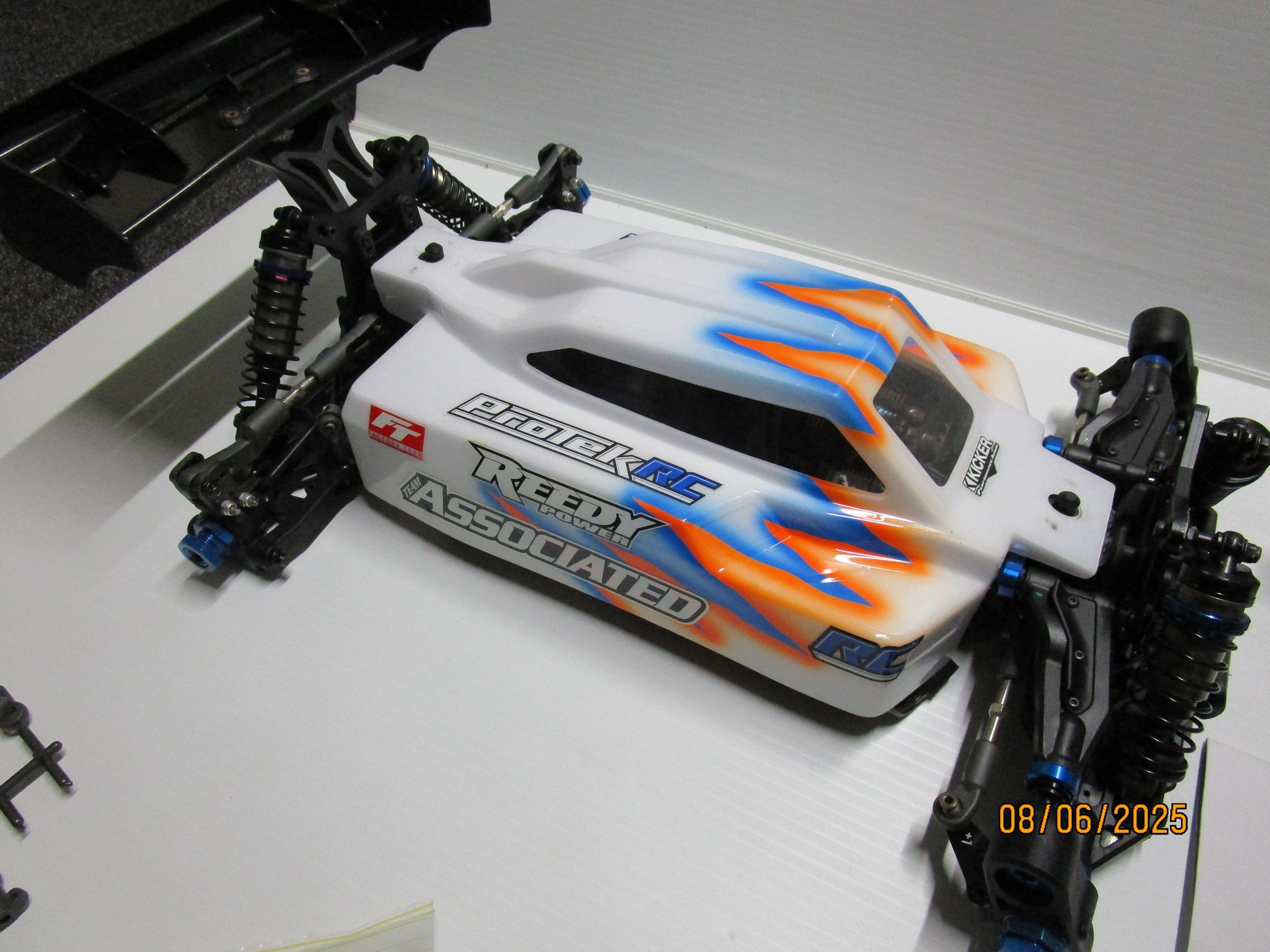 ASSOCIATED RC8 B4.1E AND HW 1900KV COMBO - R/C Tech Forums