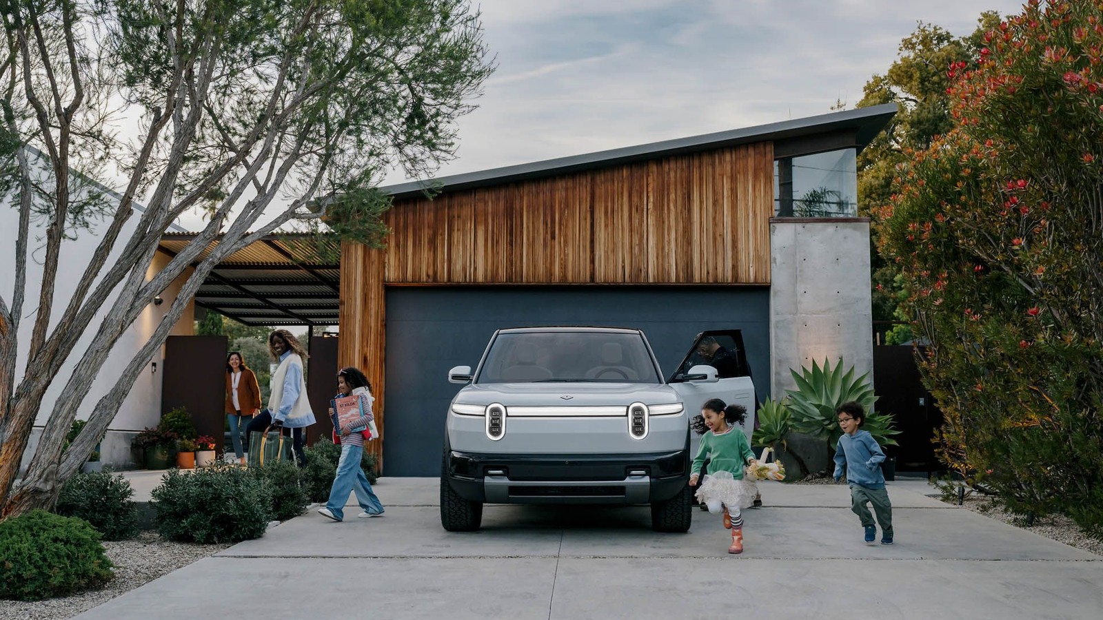 Scout Traveler vs. Rivian R1S: Comparing electric SUVs