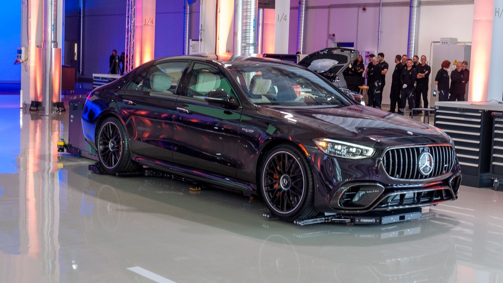 Mercedes-Benz expands Manufaktur program, opens customer studio