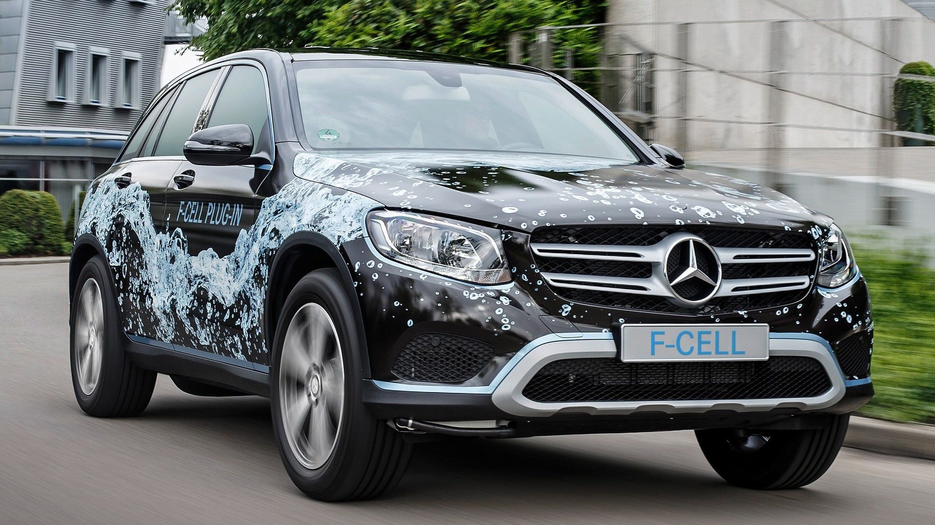 Mercedes fuel-cell GLC plugs in like an electric car: what does that imply?