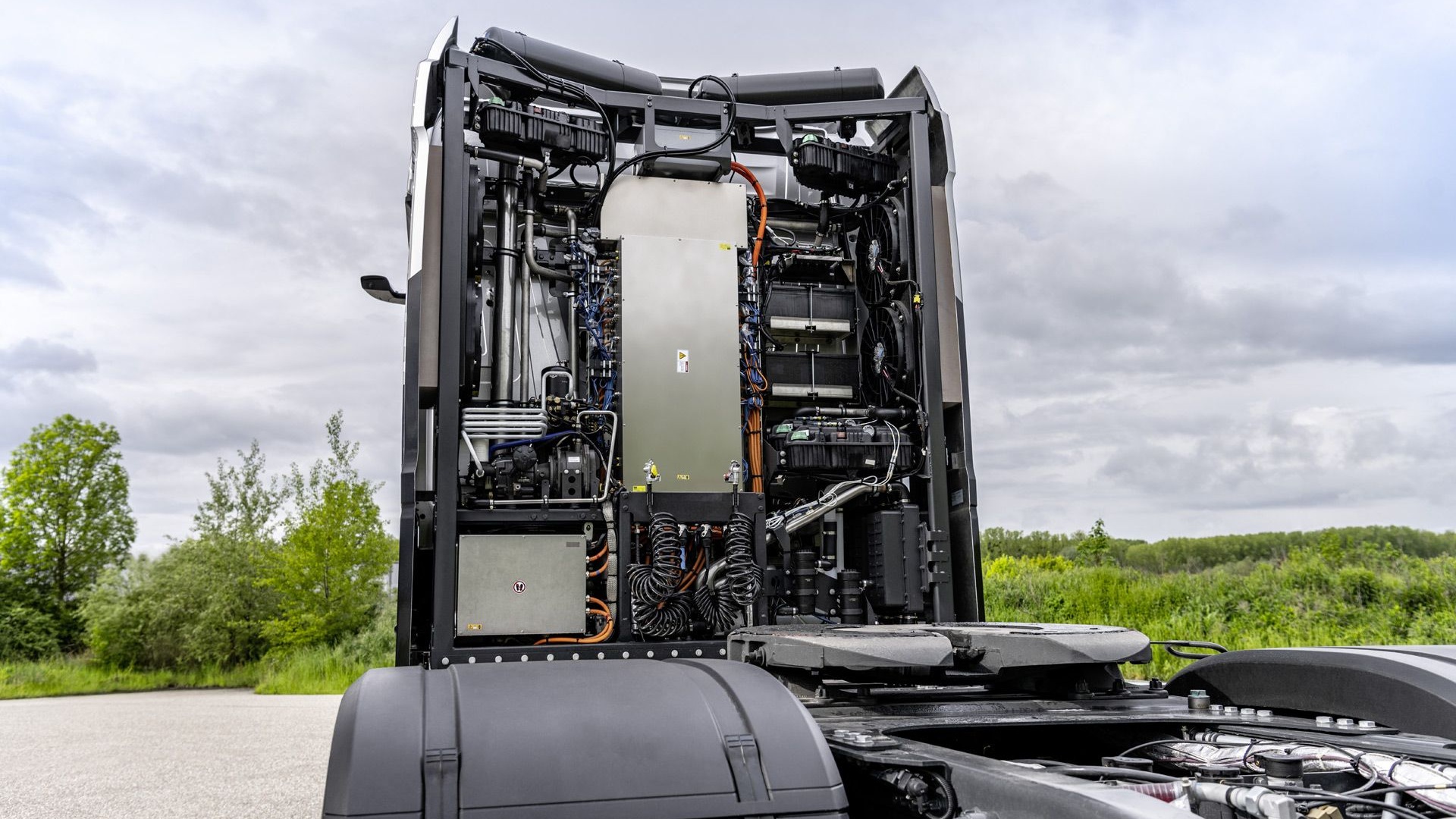 Mercedes-Benz hydrogen-electric semi starts testing