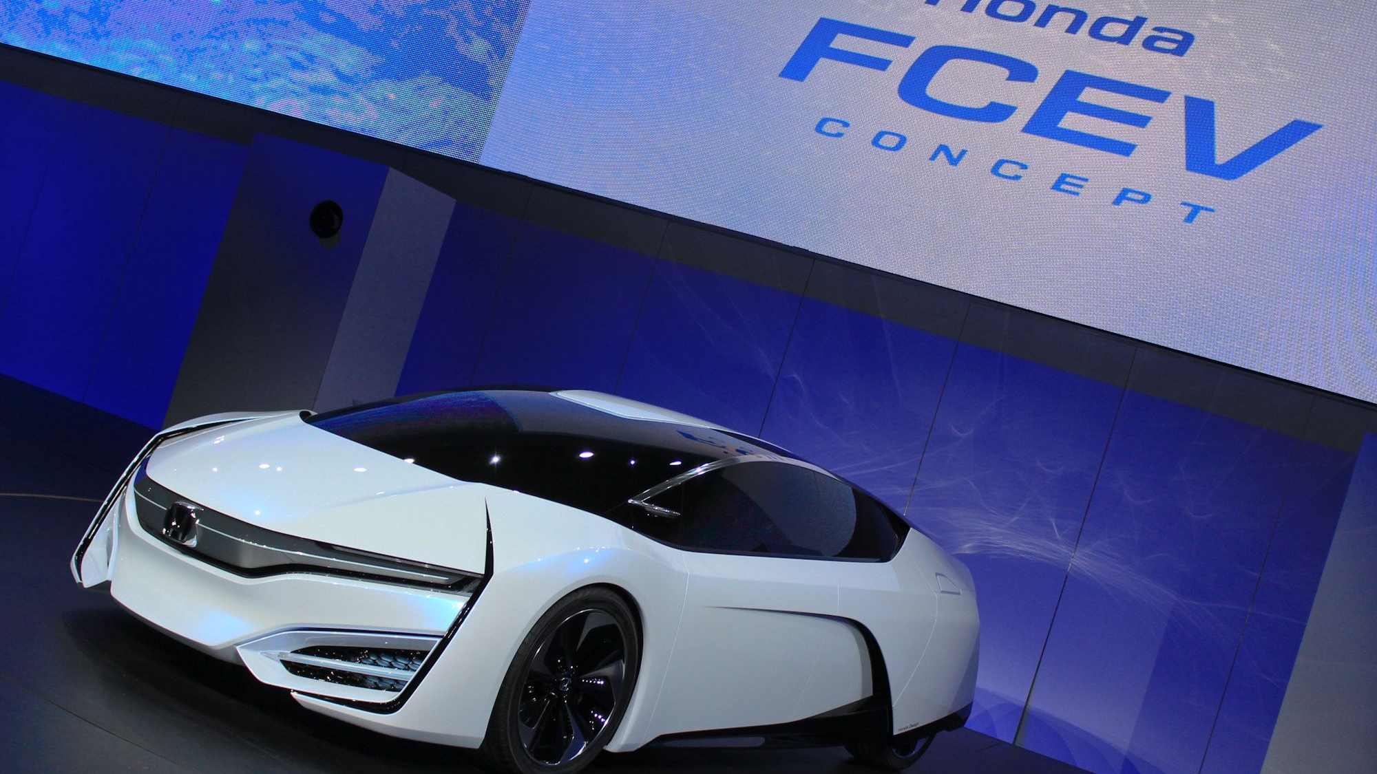 Honda FCEV Fuel Cell Concept Debuts At 2013 L.A. Auto Show: Live Photos