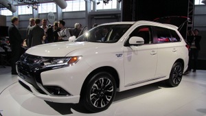 2017 Mitsubishi Outlander: delayed for U.S. again, specs may change