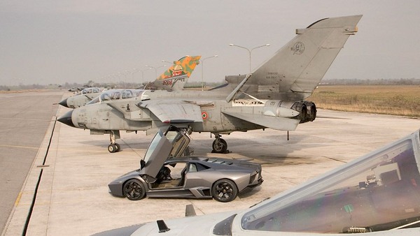 Lamborghini Reventon Vs. Panavia Tornado Jet: Video