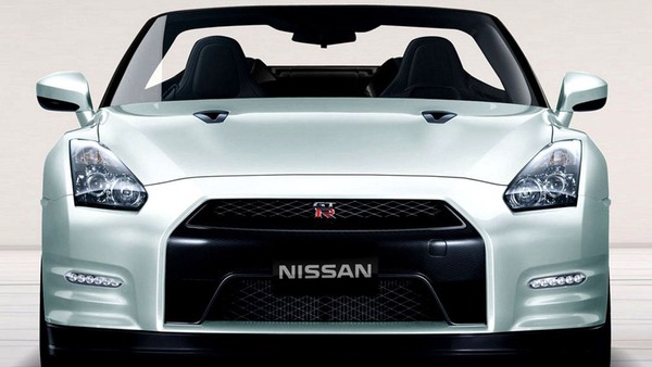 Newport Convertible Pries Off The Roof Of The Nissan GT-R