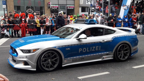 Ford Mustang police car leads 2017 Cologne Carnival parade