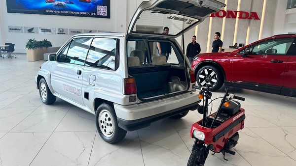 Review: The tiny Honda MotoCompacto e-scooter goes big on fun