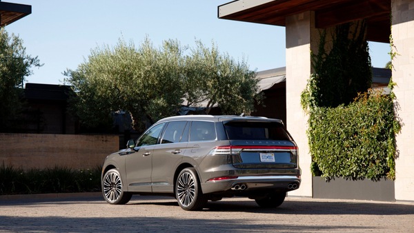 2024 Lincoln Aviator loses plug-in hybrid powertrain