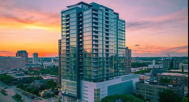 Ascent Reviews - Milwaukee, WI | 700 E Kilbourn Ave | Apartment Reviews